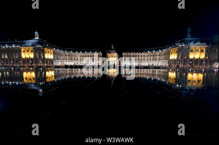 Reflection pool Miroir d eau at Place de la Bourse, Stock Exchange ...