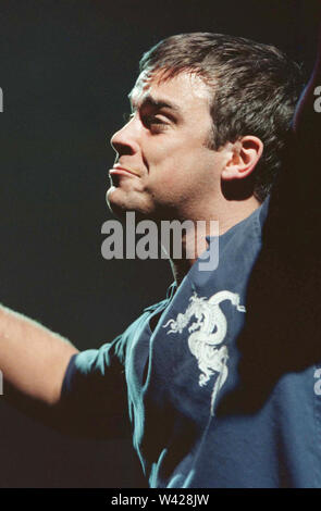 ROBBIE WILLIAMS - UK singer in 1996 Stock Photo - Alamy