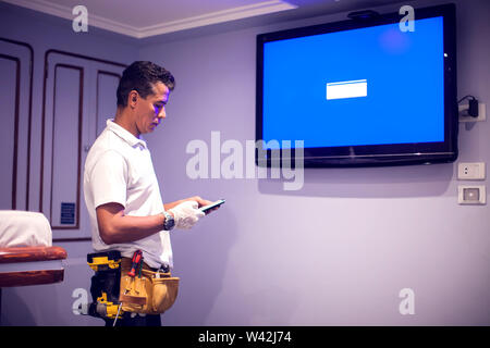 A man worker fix tv with blue screen "no signal Stock Photo - Alamy