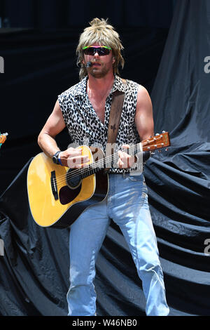 Dierks Bentley and Hot Country Knights perform at Still Playin' Possum ...