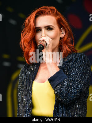 Laura Oakes live on stage Stock Photo - Alamy