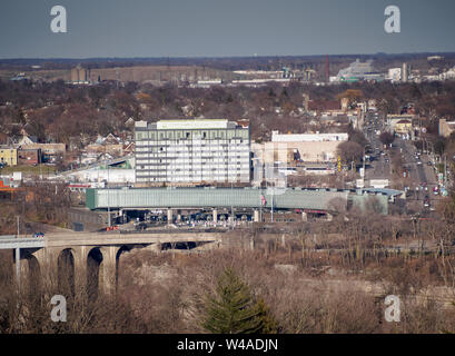 The Rainbow Bridge is an international border crossing at Niagara Falls ...