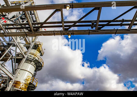 Pipe racks in a refinery Stock Photo - Alamy