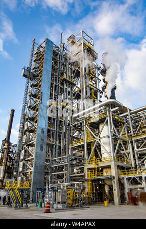 Refinery structure with steam and pipe racks Stock Photo - Alamy