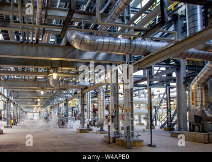 Refinery structure with steam and pipe racks Stock Photo - Alamy