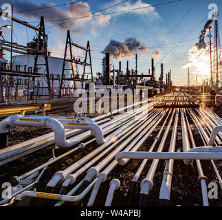 Pipe racks in a refinery Stock Photo - Alamy