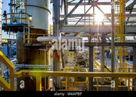 Refinery structure with steam and pipe racks Stock Photo - Alamy