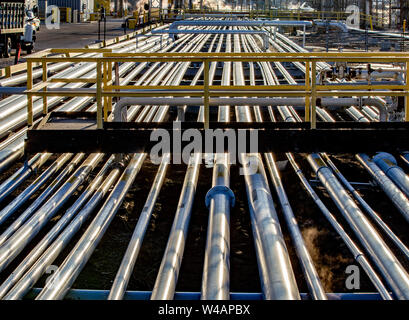 Refinery structure with steam and pipe racks Stock Photo - Alamy