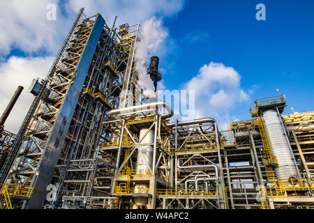 Refinery structure with steam and pipe racks Stock Photo - Alamy