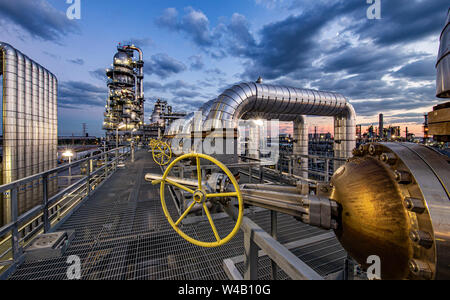 Pipe racks in a refinery Stock Photo - Alamy