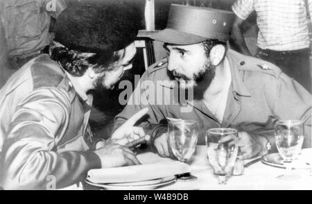 Revolutionary leaders Fidel Castro and Ernesto Che Guevara Stock Photo ...