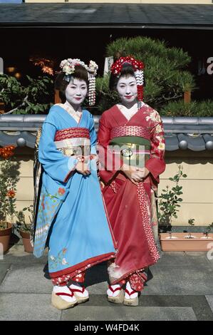 Two Japanese Geisha Girls wearing Kimonos Stock Photo - Alamy