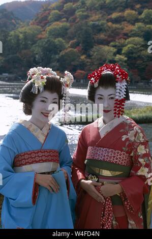 Two Japanese Geisha Girls wearing Kimonos Stock Photo - Alamy