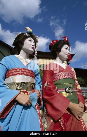 Two Japanese Geisha Girls wearing Kimonos Stock Photo - Alamy