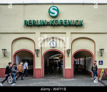 S Berlin-Köpenick, S-bahn Railway station with covered platform and ...