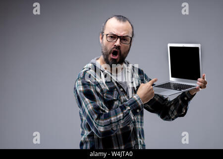 Argumentative irate man pointing at his laptop Stock Photo - Alamy
