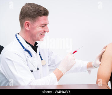 giving an intramuscular injection in arm Stock Photo - Alamy
