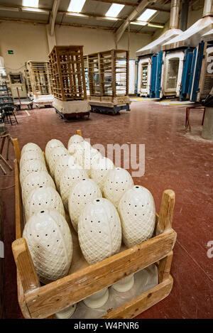 Irish Pottery - the Belleek Pottery, a porcelain factory and Visitor ...