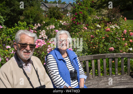 A couple in Holehird Gardens, Windermere, Cumbria, UK Stock Photo - Alamy