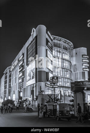 Exterior side View of a Multistory shopping Mall Stock Photo - Alamy