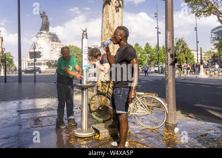 Paris heat wave 2019 - people cooling off and bathing at Jardins de ...