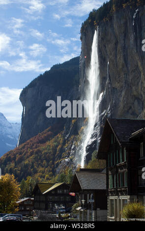 Waterfall falling into the Lauterbrunnen valley on a summer day Stock ...
