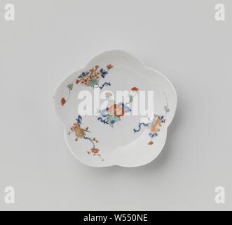 Dish, painted with flower branches. Dish of porcelain. Without ear ...