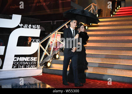 Brazilian football player Oscar of Shanghai SIPG and his wife arrive on ...