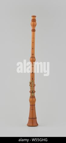 Oboe, oboe of palm wood with two brass valves. Vote barrel at the cup ...