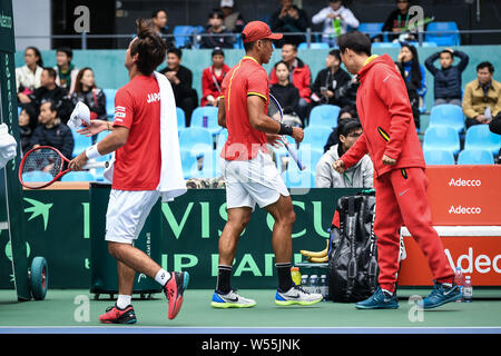 Li Zhe of China returns a shot to Yoshihito Nishioka of Japan in their ...