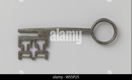 Key, 1200 - 1400 Key with ring -shaped eye and a beard that is open ...