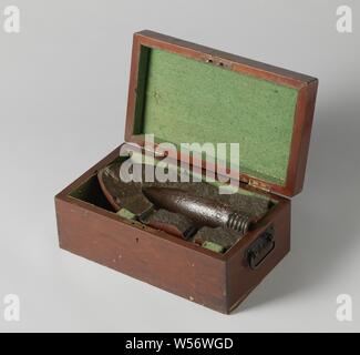 18 cm Palliser Shell, Pointed 18 cm garnet, painted red. The grenade is ...