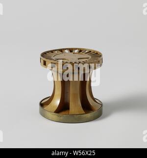 Model or a capstan. Construction model of a capstan with an iron head ...