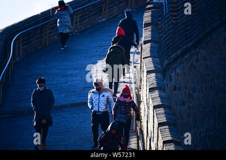 Crowds of Chinese tourists visit the Badaling Great Wall in heavy ...