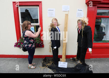 Donald trump scarecrow 2 Stock Photo - Alamy