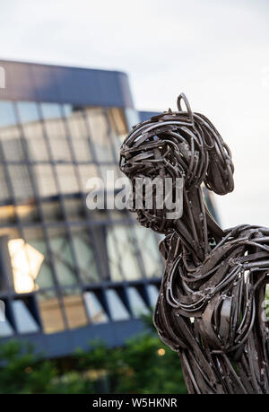 Nottingham City Nottingham s Theatre Royal statue outside the front ...
