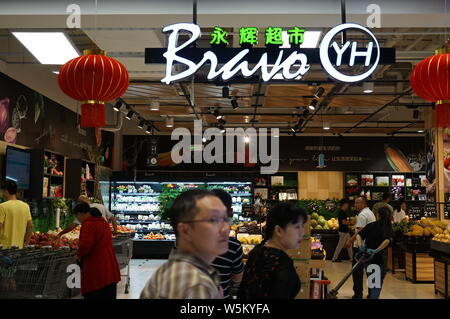 A Yonghui superstore in Shanghai, China, 22 February, 2025 Stock Photo ...
