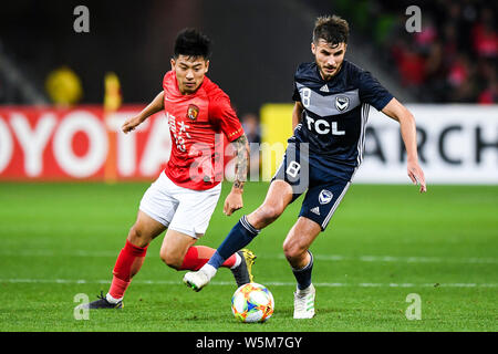 Terry Antonis of the Victory passes the ball during the A-League Semi ...