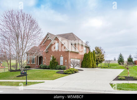 Middle class American suburban home Stock Photo - Alamy