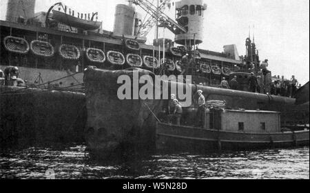 Damaged USS Growler (SS-215) at the submarine base at New Farm ...