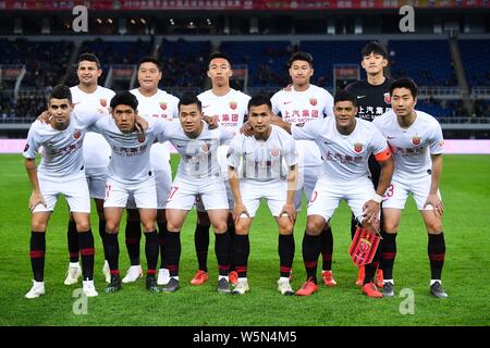 Players of the starting line-up of Chinese national men's football team ...