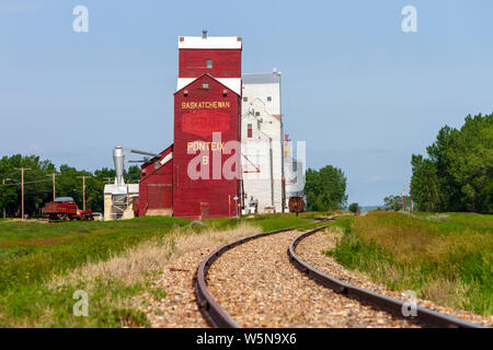 A historic Ponteix grain elevator in Saskatchewan, Canada Stock Photo ...