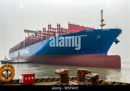 --FILE--A cargo ship of COSCO Shipping loaded with containers to be ...