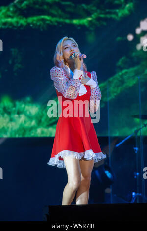 Ahn Ji-young and Woo Ji-yoon of South Korean duo Bolbbalgan4 perform ...