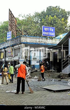 Khar Road Railway Station Mumbai Maharashtra India Asia Stock Photo - Alamy