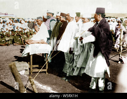 Mahatma Gandhi sitting 1924 India Stock Photo - Alamy