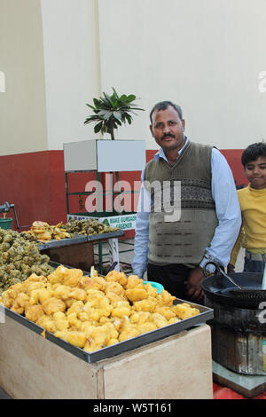 Pakoras at a market stall Stock Photo - Alamy