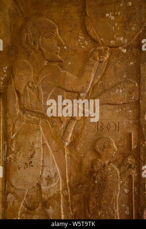 Nicho decorado con relieves de personas y cabras (ibex)), entre 400 y ...