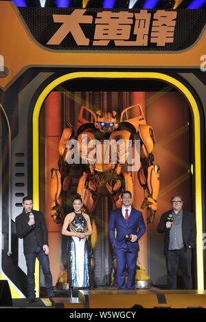 BUMBLEBEE, from left: Hailee Steinfeld, Bumblebee (voice: Dylan O'Brien ...