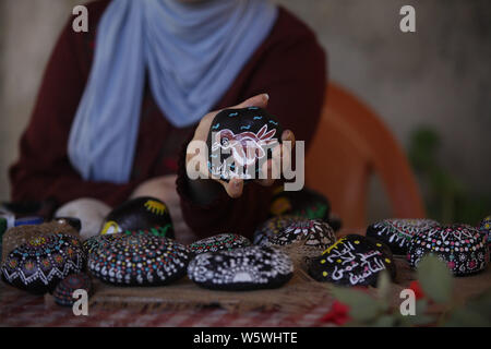 (190730) -- SALFIT, July 30, 2019 (Xinhua) -- Palestinian girl Marwa ...